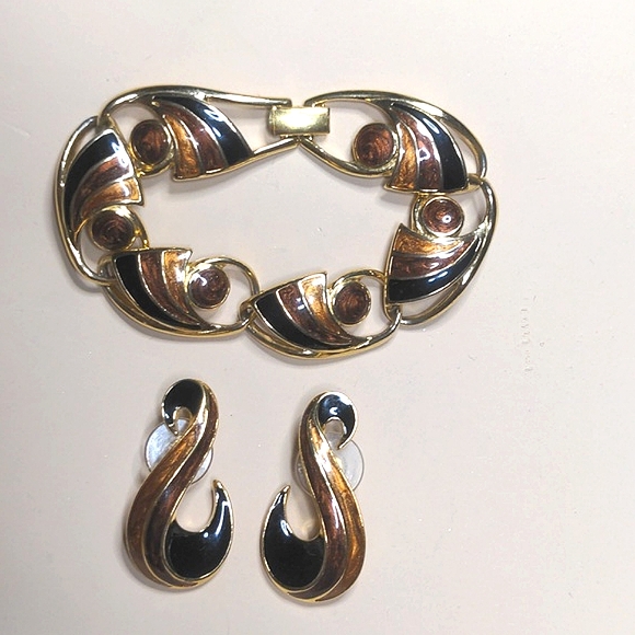 Trifari | Jewelry | Vintage Trifari Bracelet Pierced Earring Set Tan ...